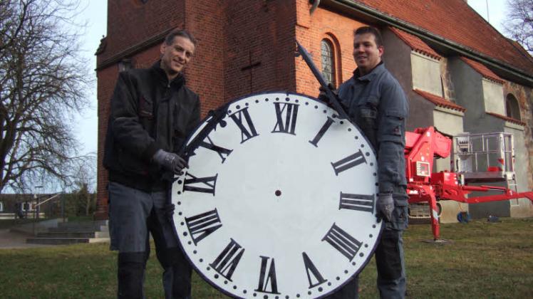 Die Kirchturmuhr tickt wieder: „Otto Buer“ hat die Ziffernblätter