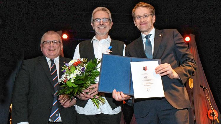 Ein Orden für Shanger Ohl zum Abschiedskonzert