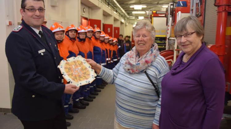 Siedlergemeinschaft: Frauengruppe spendet für die Jugendfeuerwehr | SHZ