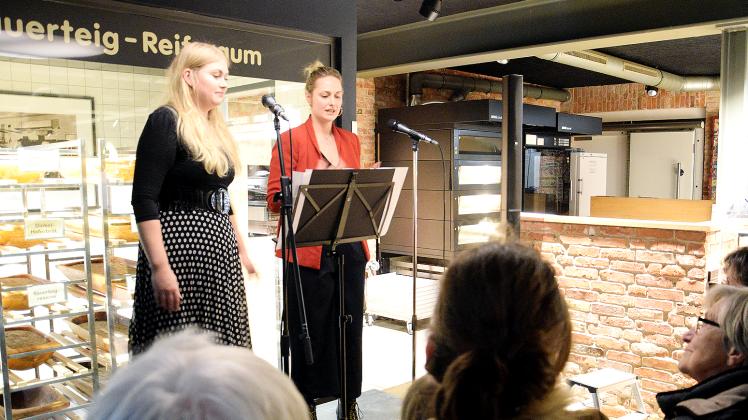 Josephine Teske predigt vor 100 Gästen in der Backstube bei „Drew