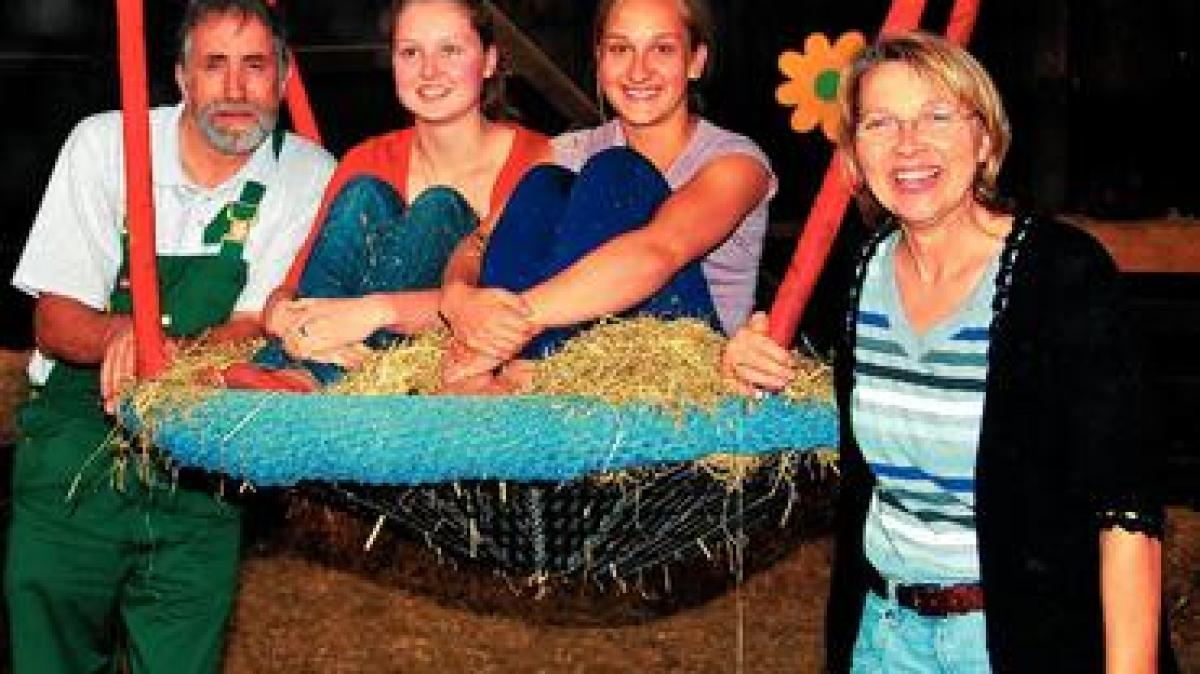 Tänzerinnen hospitieren in Heuherberge