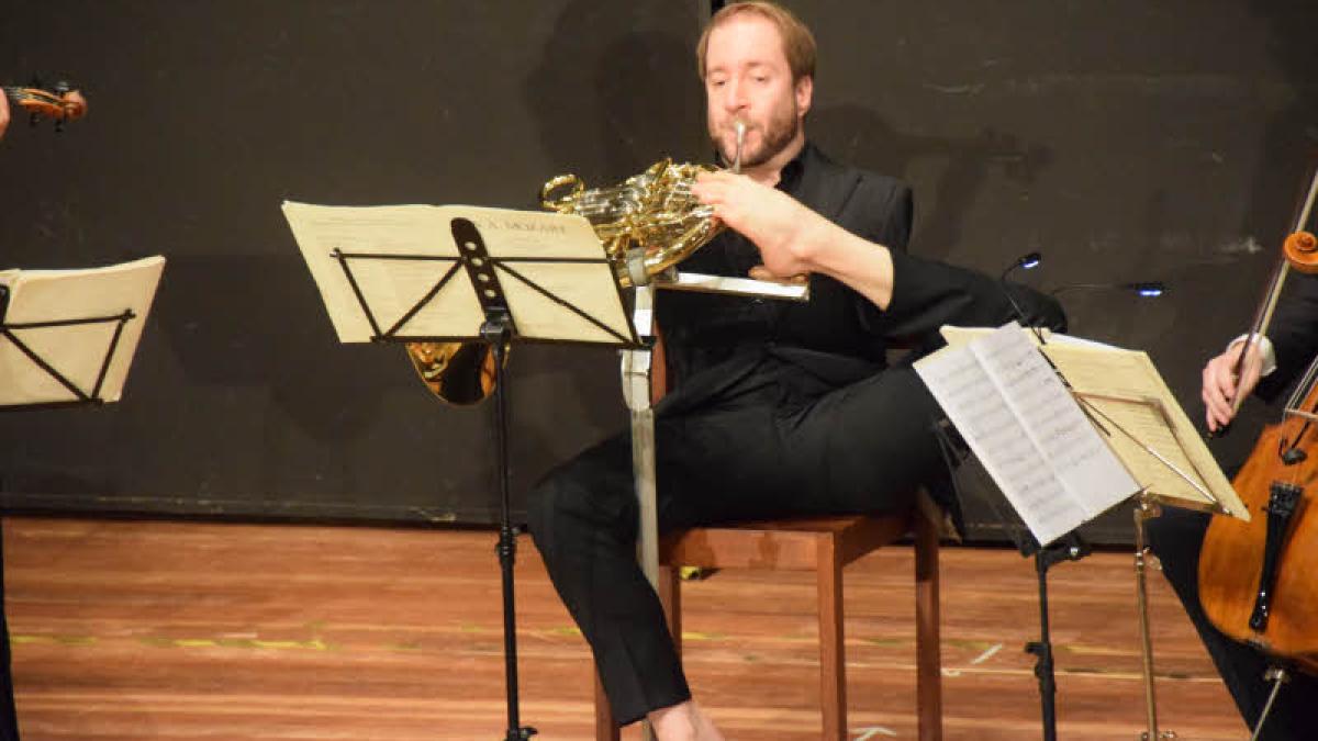 Felix Klieser spielt das Horn mit den Zehen seines linken Fußes | SHZ