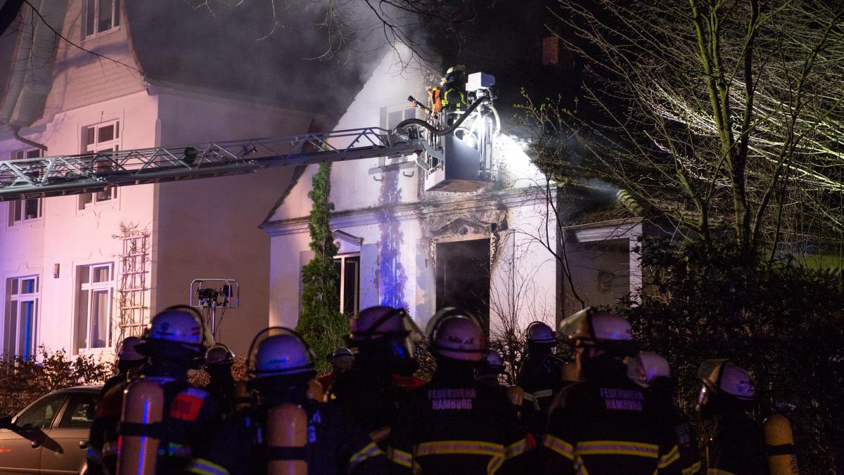 Frau stirbt bei Feuer in Einfamilienhaus