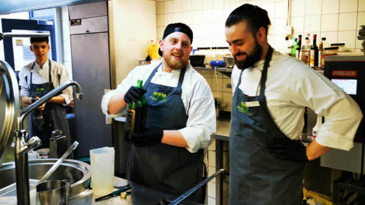 Alex Kitchen kocht die Reste – Tafel und Bahnhofsmission freuen s | SHZ