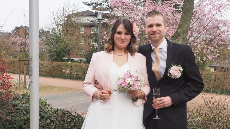 Hochzeit trotz Corona: Paar aus Hamburg lässt sich in Uetersen tr