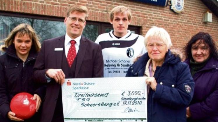 TSG Scheersberg freut sich über Spende für Renovierung