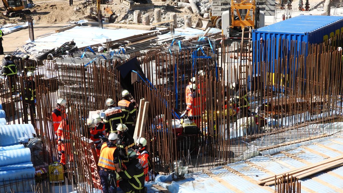 Unfall auf Baustelle: Last stürzt von Kran nieder und trifft Baua
