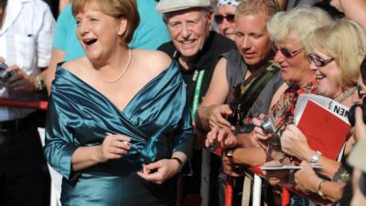 Das recycelte Kleid: Angela Merkel im Zwielicht | SHZ