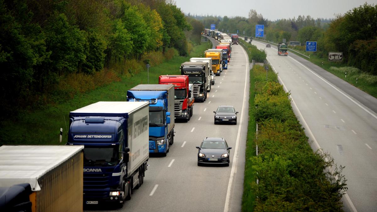 Langer Lkw-Stau am Grenzübergang bei Ellund | SHZ