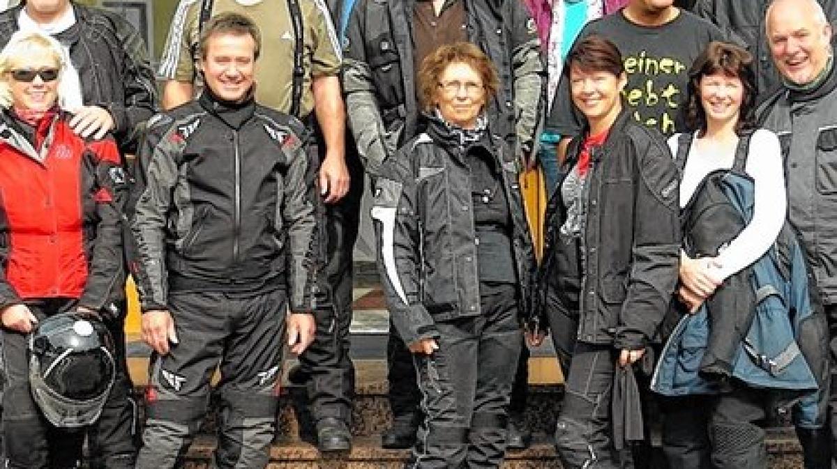 Mit Kutte in die Kirche