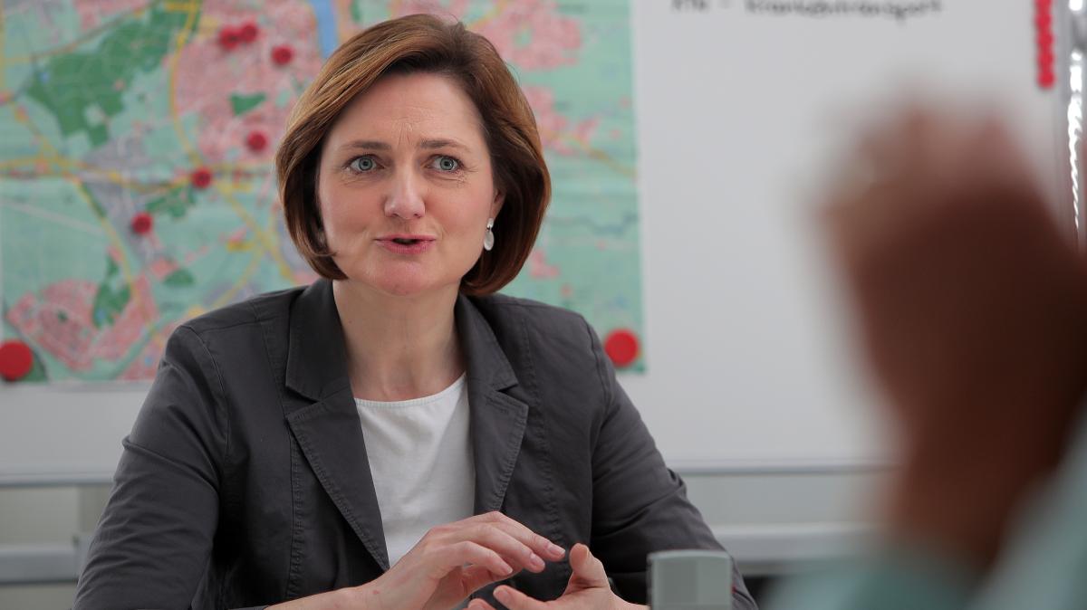 Kritik an Simone Langes Krisenkommunikation bei Facebook | SHZ Kritik an Simone Langes Krisenkommunikation bei Facebook | SHZ