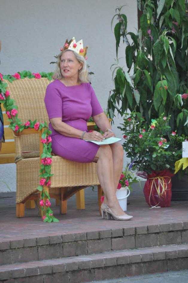 Schulleiterin Regina Jansen wird gekrönt – Abschied für die Viert