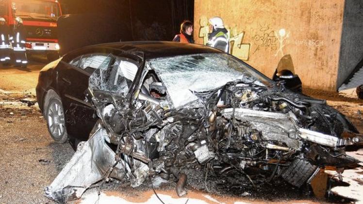 Auto prallt gegen Brückenpfeiler: Fahrer schwer verletzt