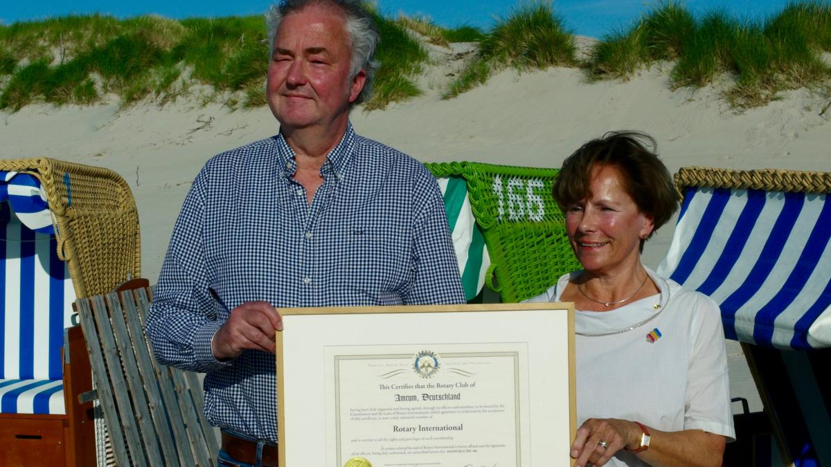 Amrums Rotary-Präsident Christian Laß übergab sein Amt an Ingrid