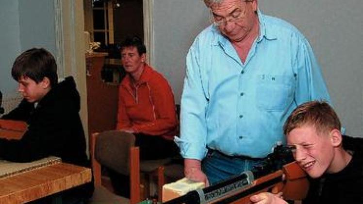 Kinder zeigen Talent beim Schießen mit dem Luftgewehr