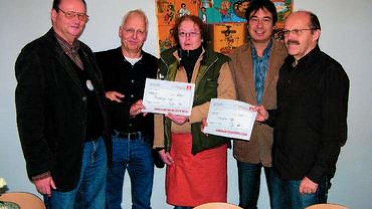 Gewerkschaftsaktion bringt drei "Tafeln" Spende von 1400 Euro ein