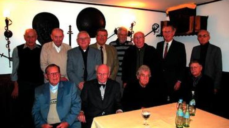 Als Bürgermeister Schmidt eine Flasche spendieren musste