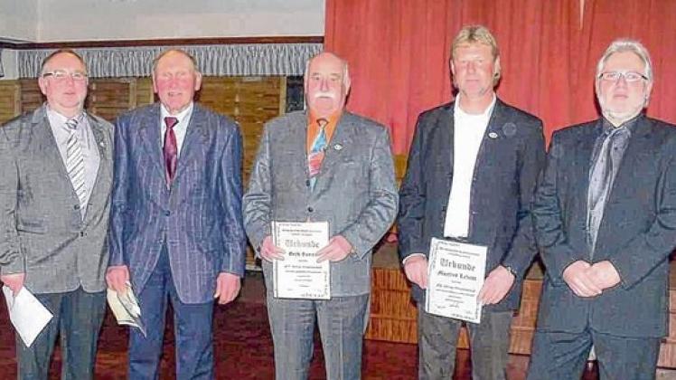 Brokdorfer Boßler zeichnen treue Mitglieder aus