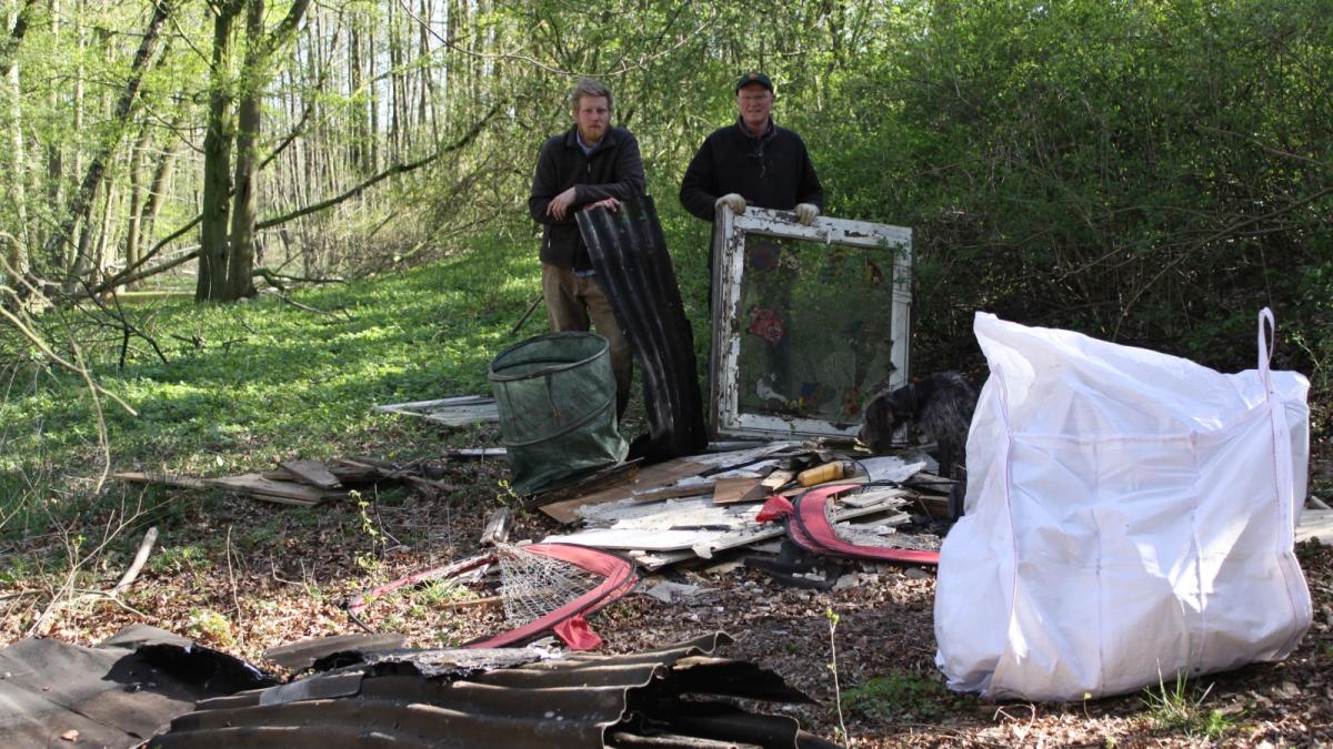 Von Glasscherben bis Eternitplatten: Wald in Borstel-Hohenraden w