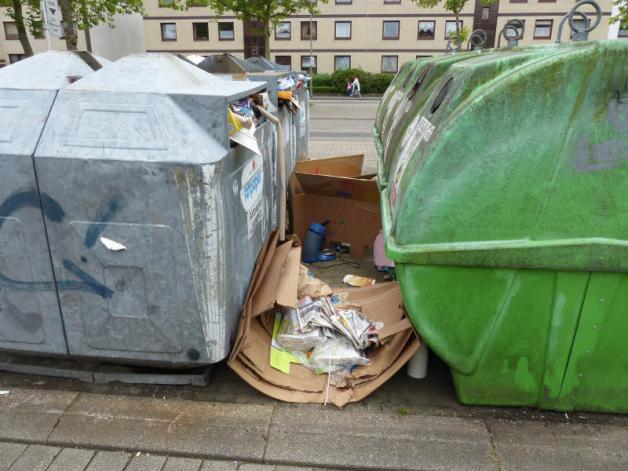 Papiercontainer in Neumünster quellen regelmäßig über | SHZ