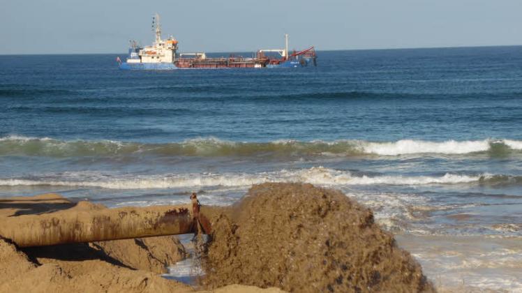Sechs Schiffe bringen Sand für Sylt