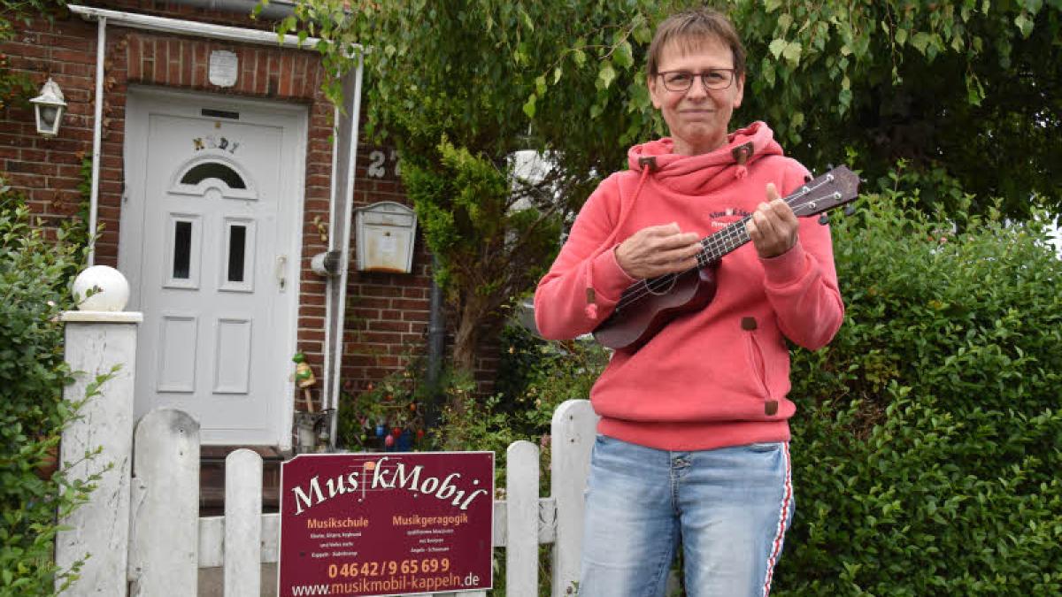 Petra Voyatzian gibt Musikunterricht durchs Fenster