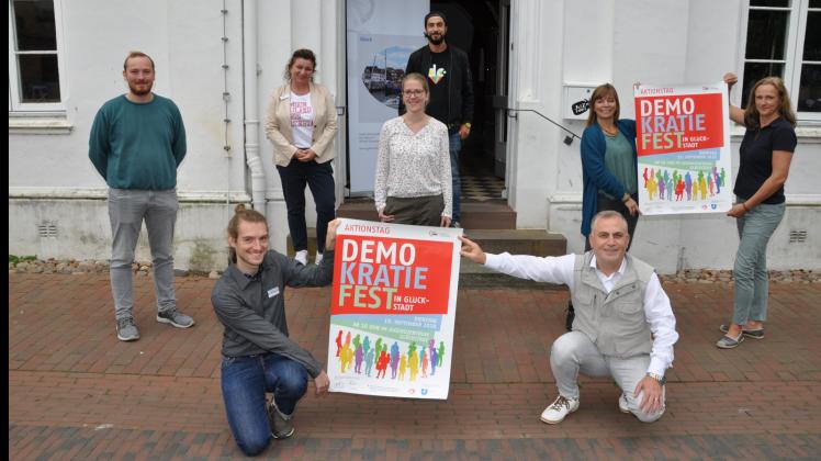 Demokratiefest mit provokantem Vortrag und Fragen aus dem Einbürg