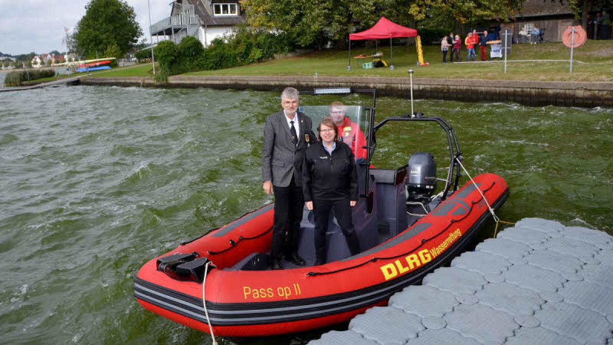 Schleswiger DLRG freut sich über neues Rettungsboot