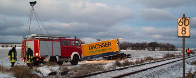 ICE kollidiert mit Lkw - Fahrer tot