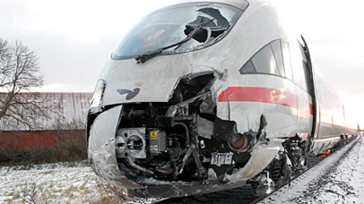 ICE kollidiert mit Lkw - Fahrer tot