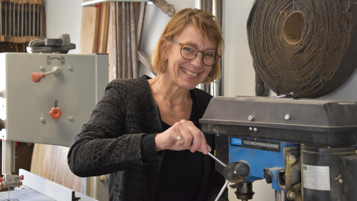 Simone Bruhn hat eine Upcycling-Werkstatt in Flensburg eröffnet