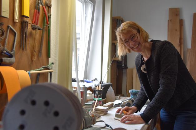 Simone Bruhn hat eine Upcycling-Werkstatt in Flensburg eröffnet