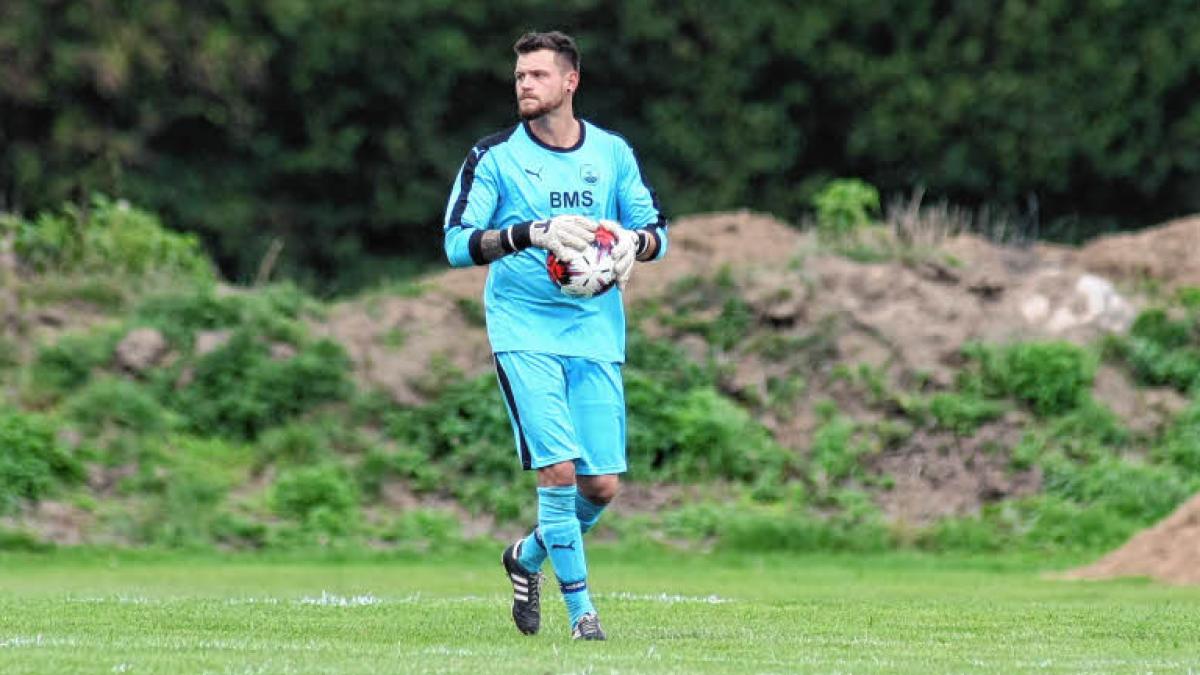 Torwart Mike Riedel pariert Strafstoß und rettet dem SV Schwansen