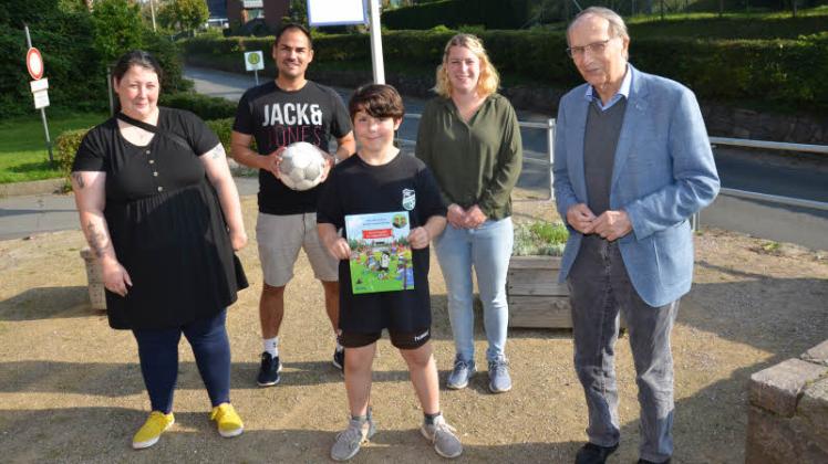 Joachim Gunkel unterstützt Schleswiger Fußball-Talent John Voigt | SHZ
