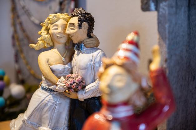 Seit zehn Jahren rückt Matthias Menk seine getöpferten Figuren in