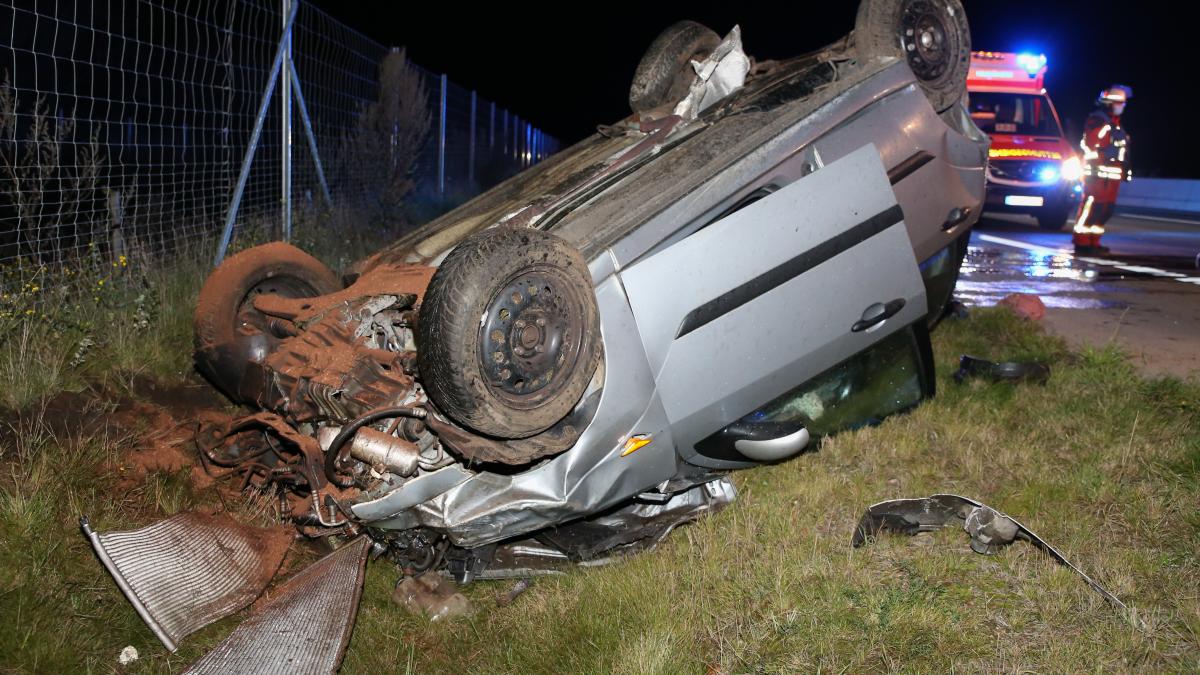 Zwei Schwerverletzte nach nächtlichem Unfall auf der A7