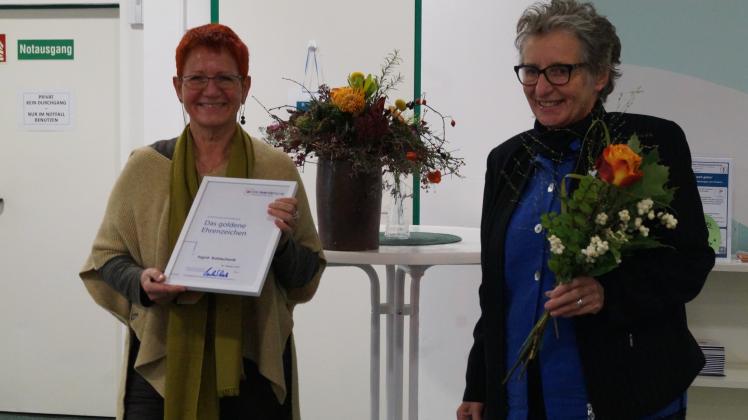 Ingrid Kohlschmitt aus Elmshorn erhält die Goldene Ehrennadel
