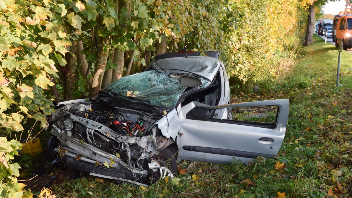 Auto prallt gegen Baum – Fahrer nach Unfall auf der B77 lebensgef