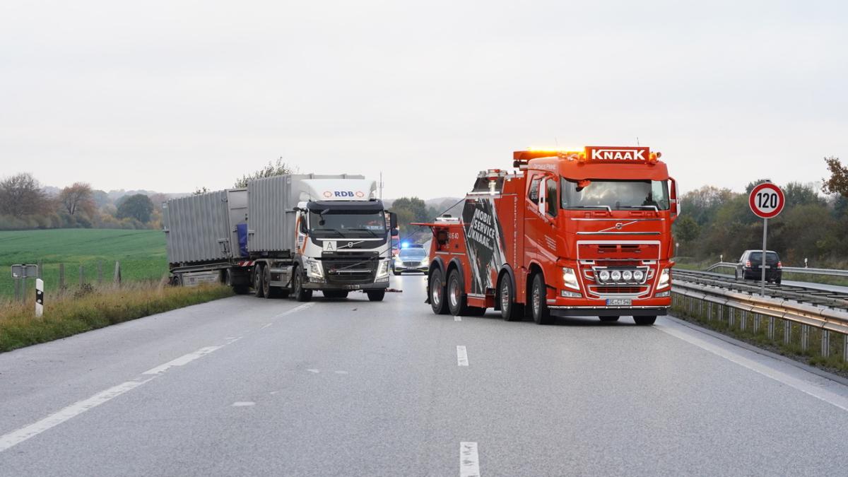 A21 nach Lkw-Unfall bei Bornhöved voll gesperrt
