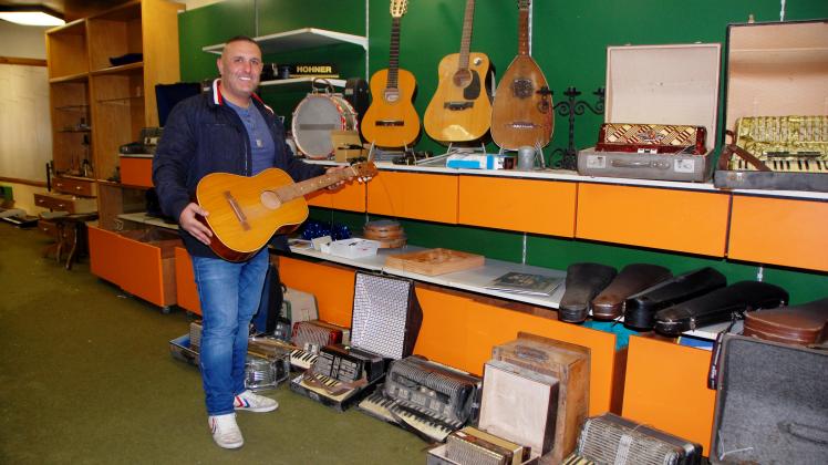 Fadi Cheikh Mohamad verkauft Gitarren und Geigen für den guten Zw