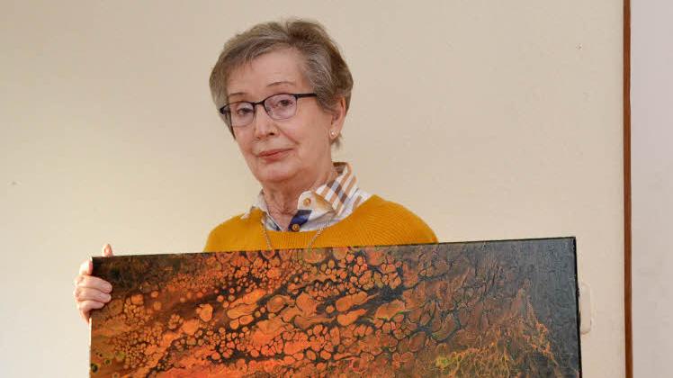 Hobby-Künstlerin Lisa Hiller hat ein Faible für „Fliud Paiting“