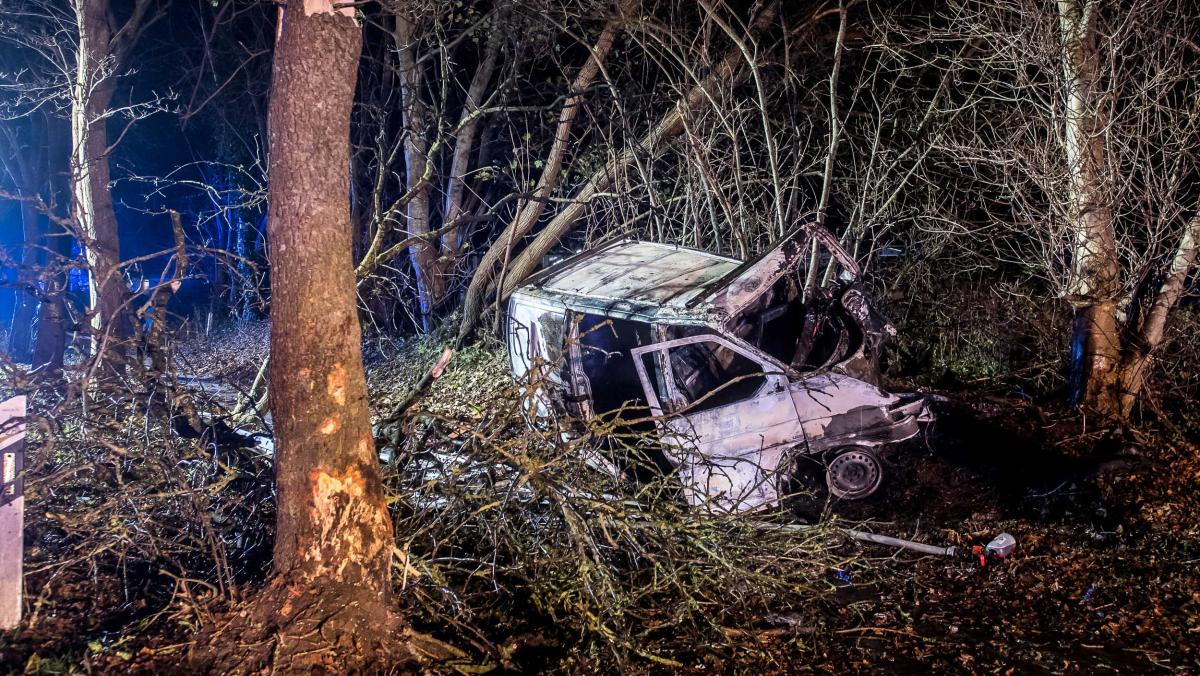 Kleinbus kracht gegen Baum und fängt Feuer – Fahrer in Lebensgefa