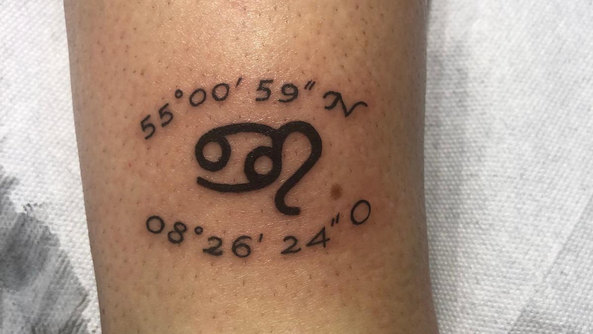Diese beiden Sylter tragen Koordinaten als „Mutter-Sohn-Tattoo“