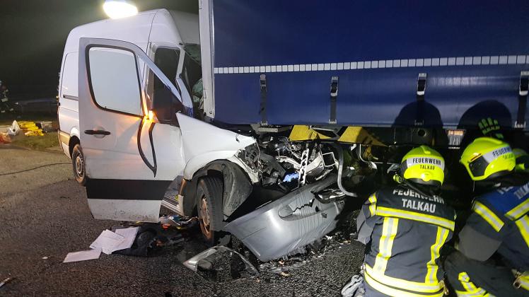 Tödlicher Unfall auf der A 24 bei Talkau – Sprinter kracht in Sat | SHZ