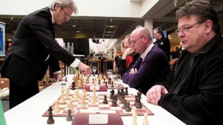 Simultan-Schach: Promis kämpfen um Remis