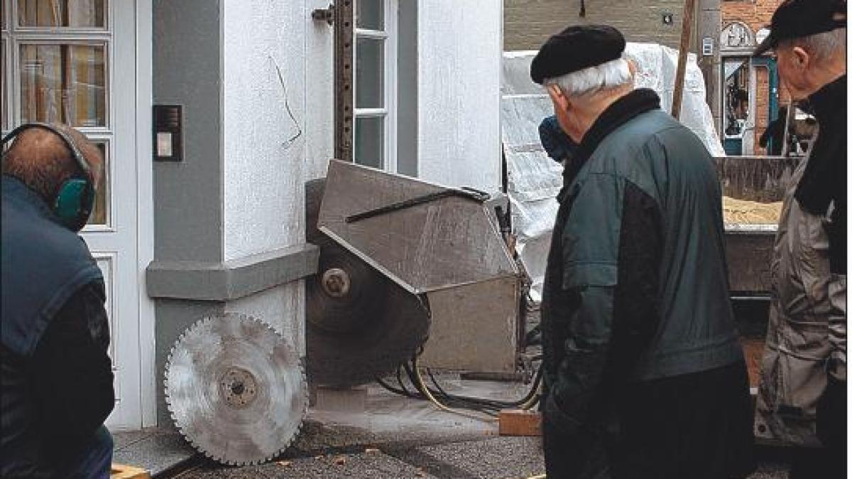 Mit der Säge durch die Wand