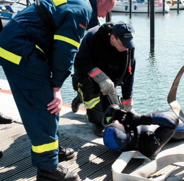 Helfen, retten, bergen: THW - Taucher proben den Ernstfall