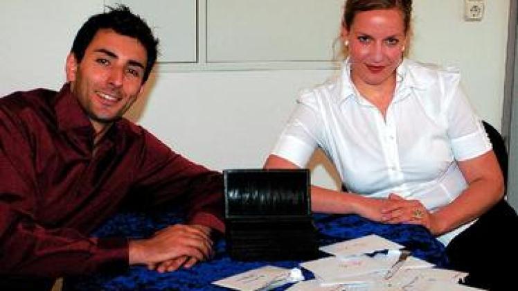 Eine turbulente Premiere voller Liebe im LeseCafé | SHZ