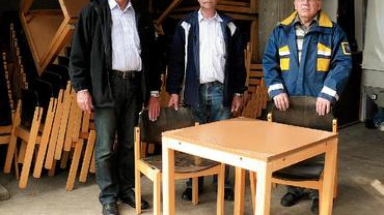 Hilfe im Baltikum mit Tischen und Stühlen