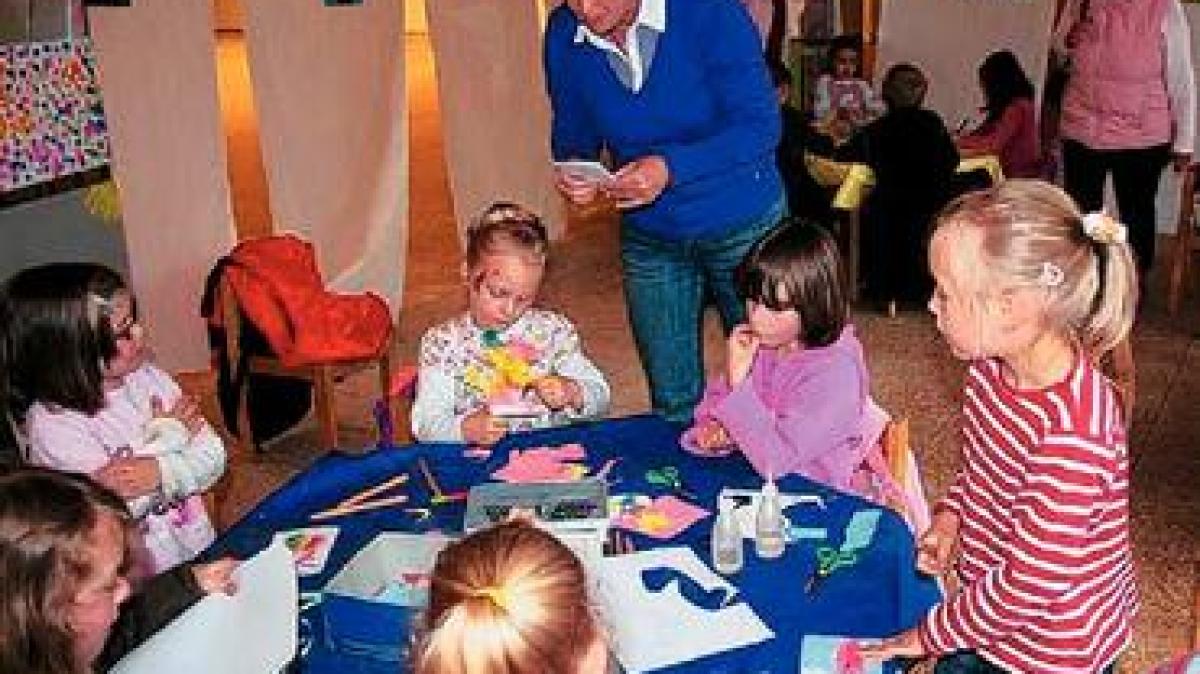 Kinder malen für ihren Hort